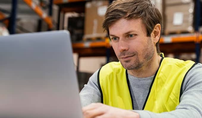 Amazon Warehouse Associate Resume Example & Writing Guide